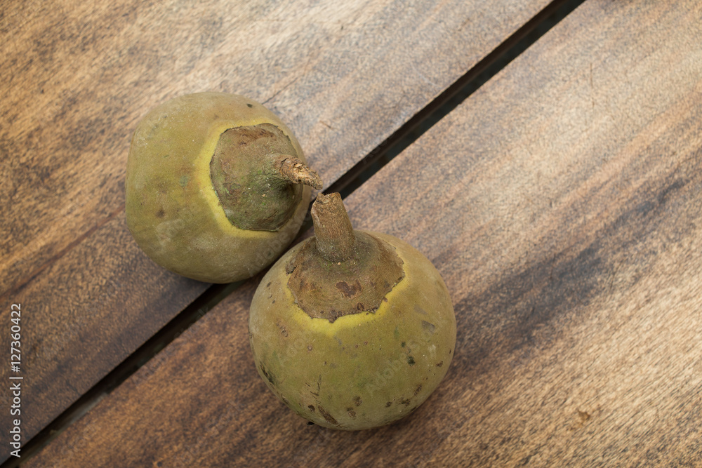 Sapote - Frutas exóticas del trópico sobre fondo de madera natural ...