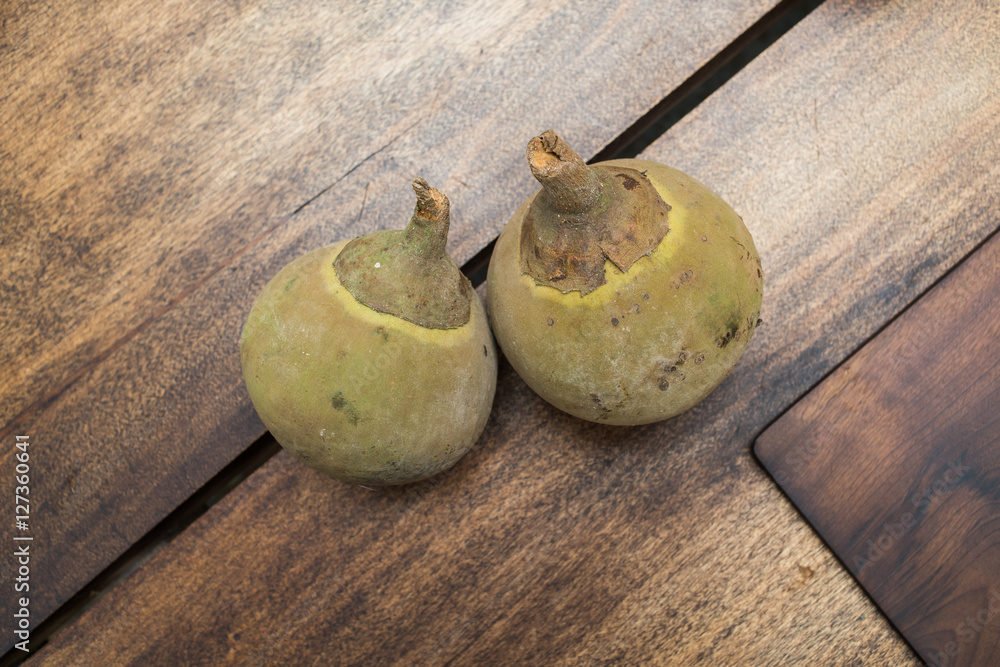 Sapote - Frutas exóticas del trópico sobre fondo de madera natural ...