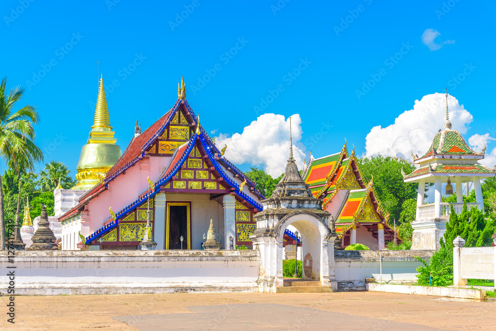 Foto de The chapel of Wat Phra Borom That Thung Yang temple in Uttaradit, Thailand. do Stock ...