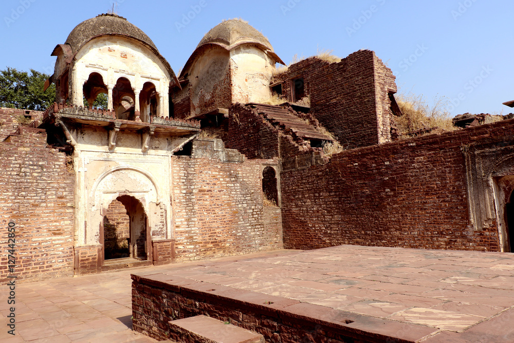 Foto Stock Ruins of thousand years old Narwar Fort, Shivpuri, India ...