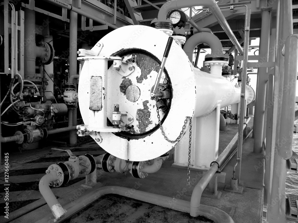 Pig receiver and valve construction for oil and gas production process ...