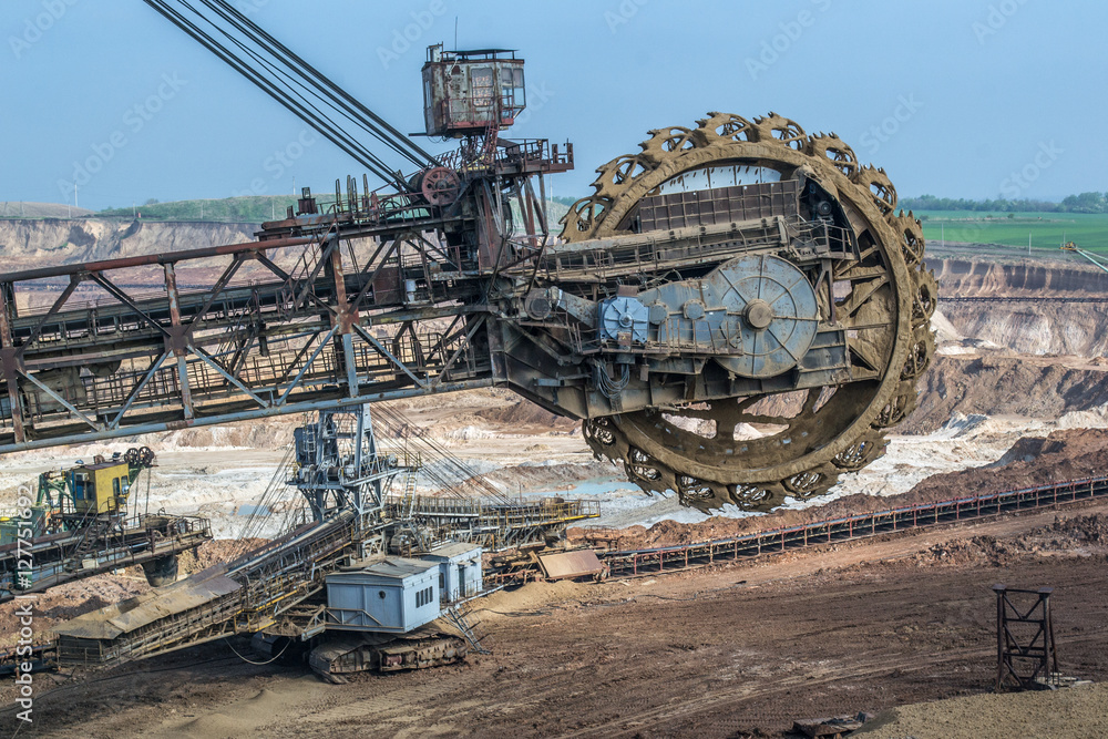 Biggest excavator in the world working, Bagger 228, Ukraine. Big mine ...