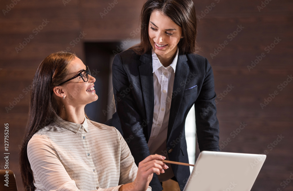 Female colleagues cooperating in an office Stock-Foto | Adobe Stock