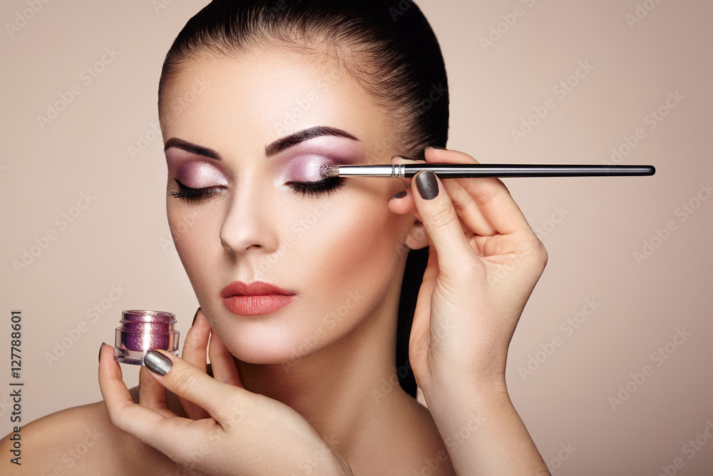 Foto De Makeup Artist Applies Eye Shadow Beautiful Woman Face Perfect