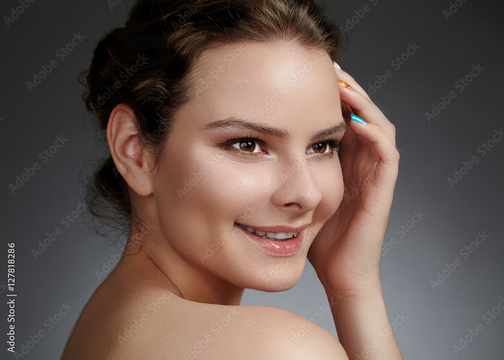 Beautiful young woman with perfect clean shiny skin, natural fashion ...