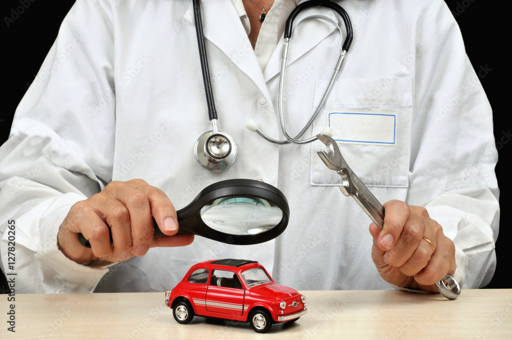 Foto de Examen d'une voiture par un médecin à la loupe do Stock | Adobe ...