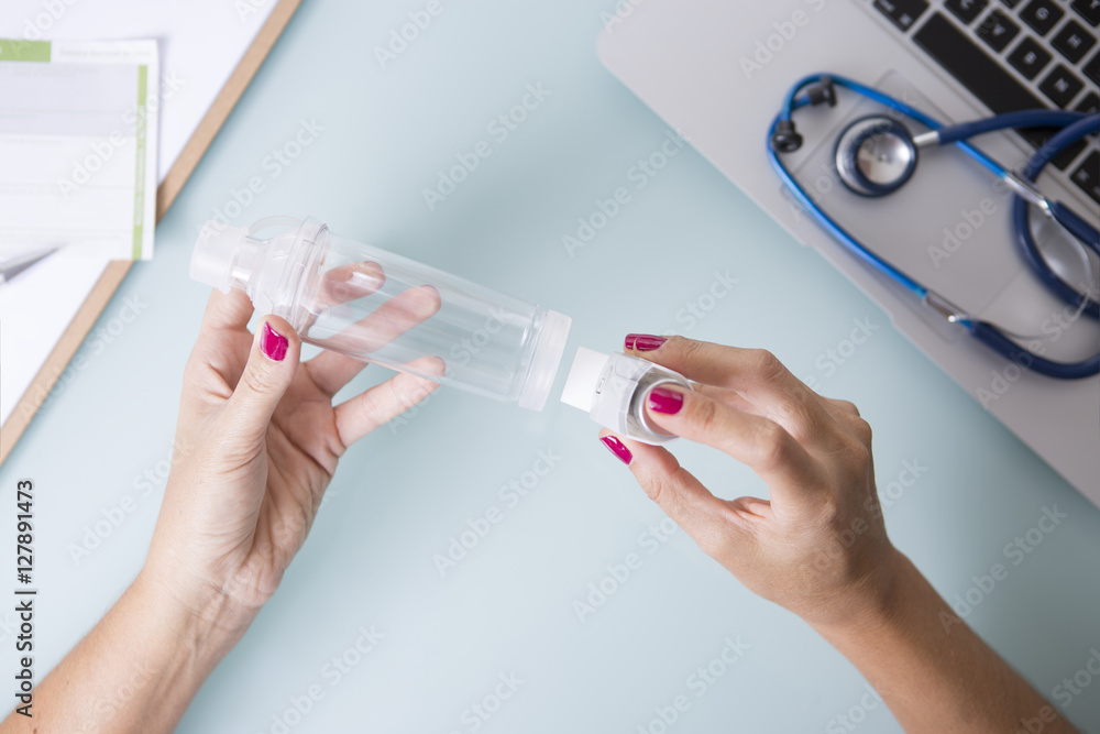 Hands insert an aerosol inhaler into a space chamber Stock Photo ...