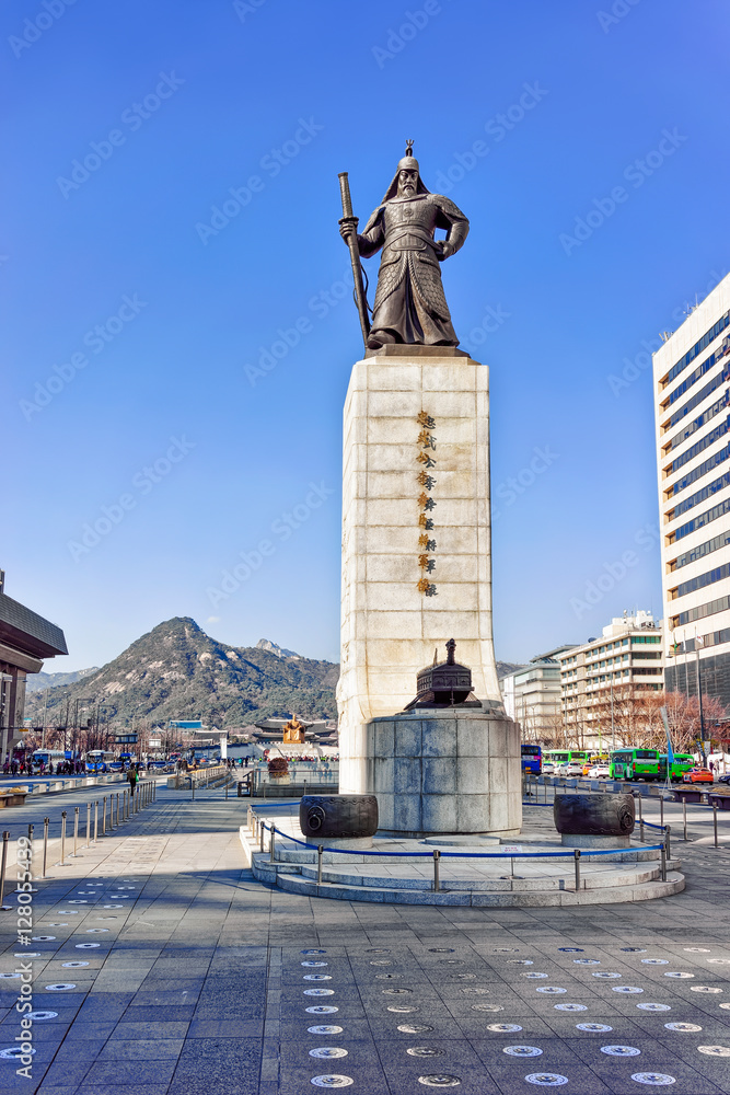 Statue of Admiral Yi Sunsin on Gwanghwamun plaza in Seoul Stock Photo ...