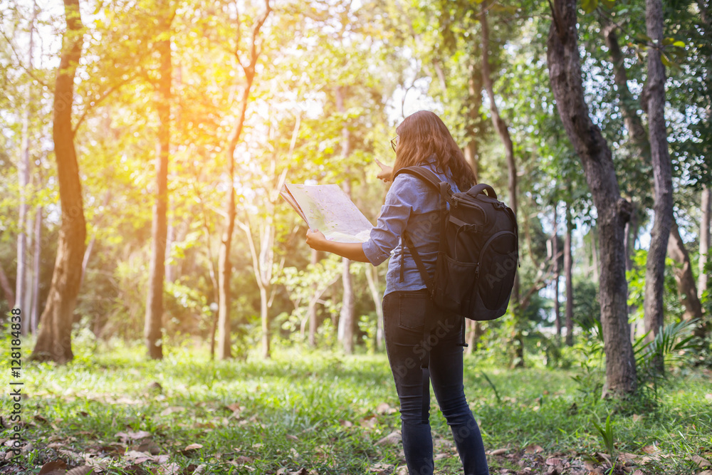 Women hiker with backpack checks map to find directions in wilde Stock ...