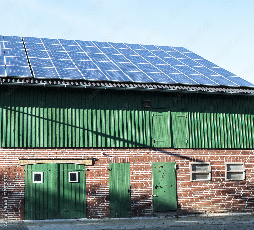 Solarzellen auf Dach von Bauernhof in Schleswig-Holstein, Solarenergie ...