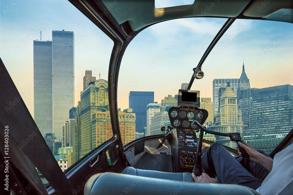Foto de Helicopter cockpit flies in New York City with World Trade ...