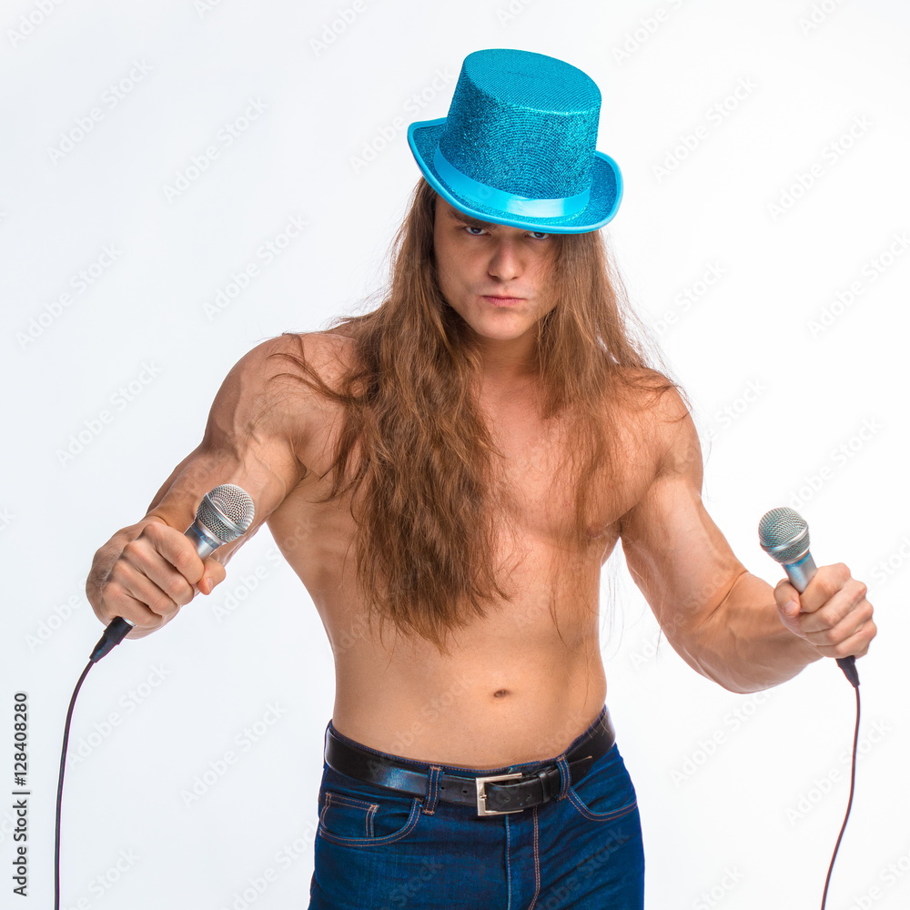 Foto de singer bodybuilder shirtless with long hair in a blue hat with ...