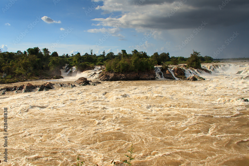Foto de Khon Pha Peng waterfalls the " Niagara of the Asia", Champasak ...