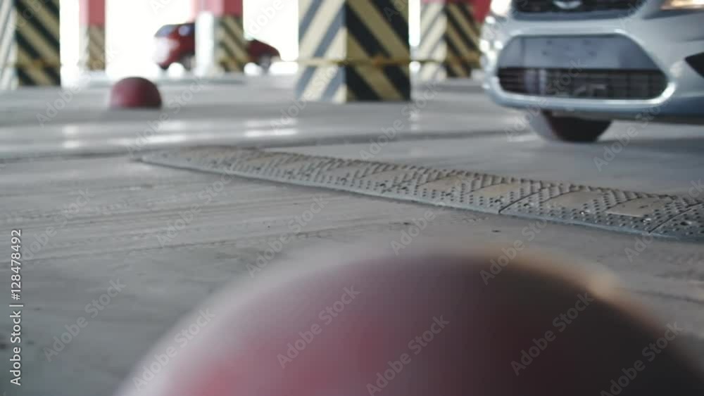 Vidéo Stock Ground level shot of car driving over speed bump at ...