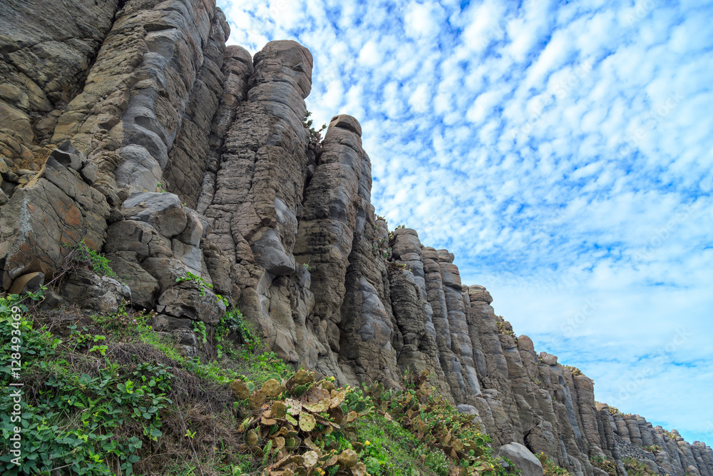 Foto de Columnar joints in a basalt cliff in the Penghu of Taiwan (台灣澎湖 ...