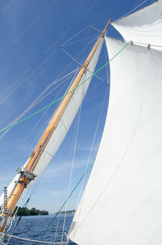 Foto Stock Segelboot im Wind | Adobe Stock