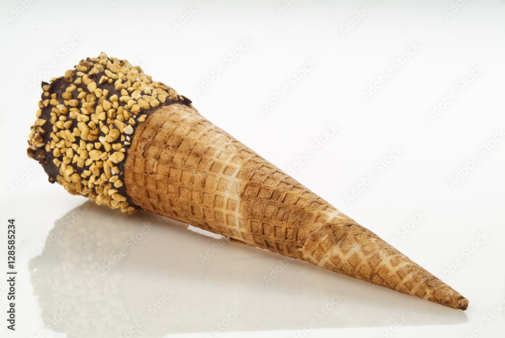 Foto de cono gelato con bordo ricoperto cioccolato e granella di ...