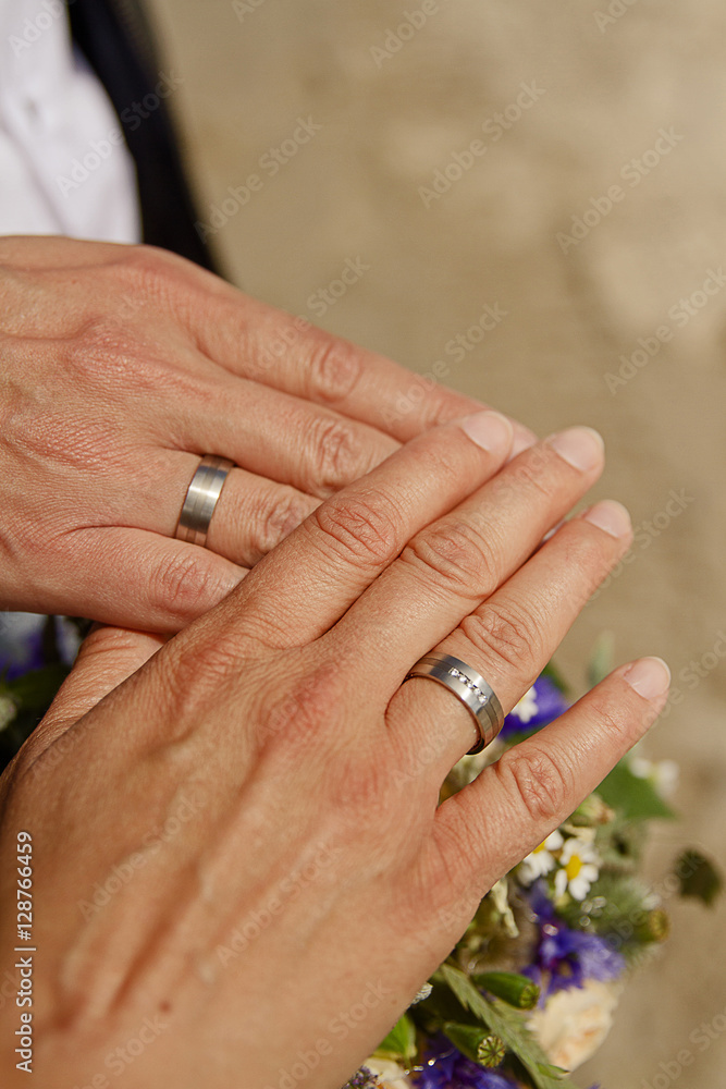 Foto de Hände mit Ringen zur Hochzeit nach Trauung do Stock | Adobe Stock