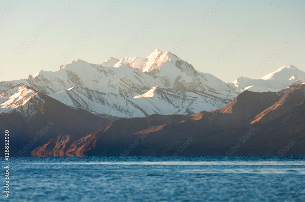 Tsomoriri Wetland Conservation Reserve, Himalayan mountain lake Stock ...