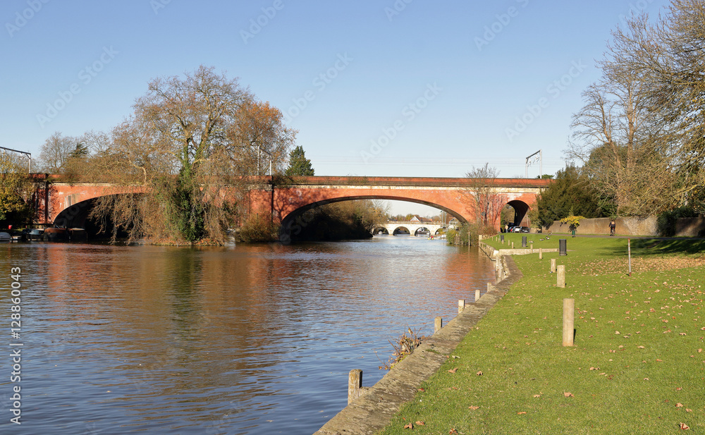 Brunel's Sounding Arch railway bridge over the river Thames at ...