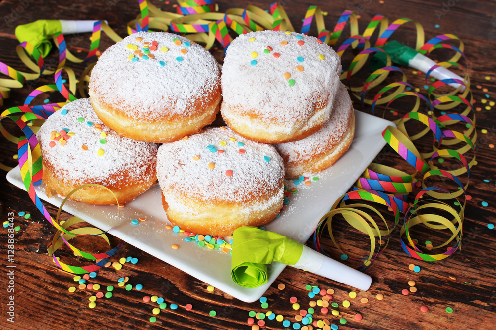 Konfetti, Luftschlangen und Krapfen für Fasching, Party oder ...