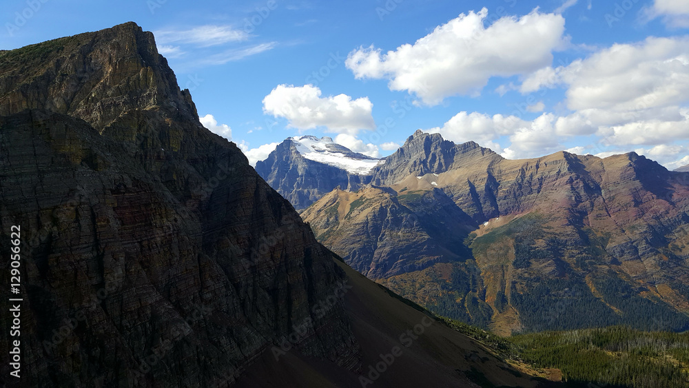 Mountain peaks and glaciers in the incredible Glacier National Park ...
