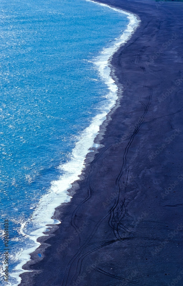 Schwarzer Lavastrand Reynisfjara zwischen Kap Dyrhólaey/ Dyrholaey und ...