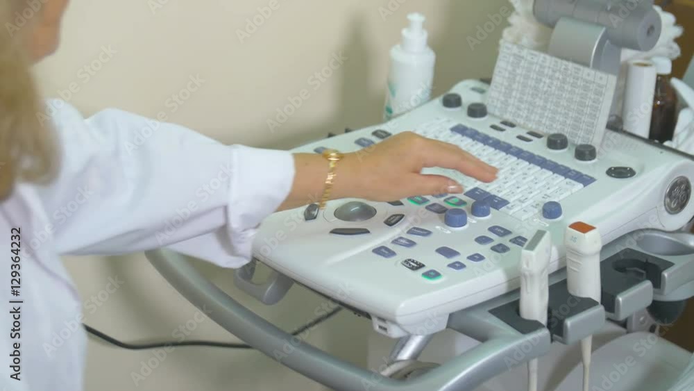 Vidéo Stock Ultrasound modern equipment. Female unrecognizable doctor ...