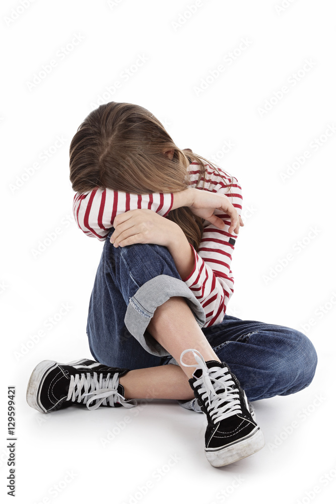 enfant fille triste pleurant Photos | Adobe Stock