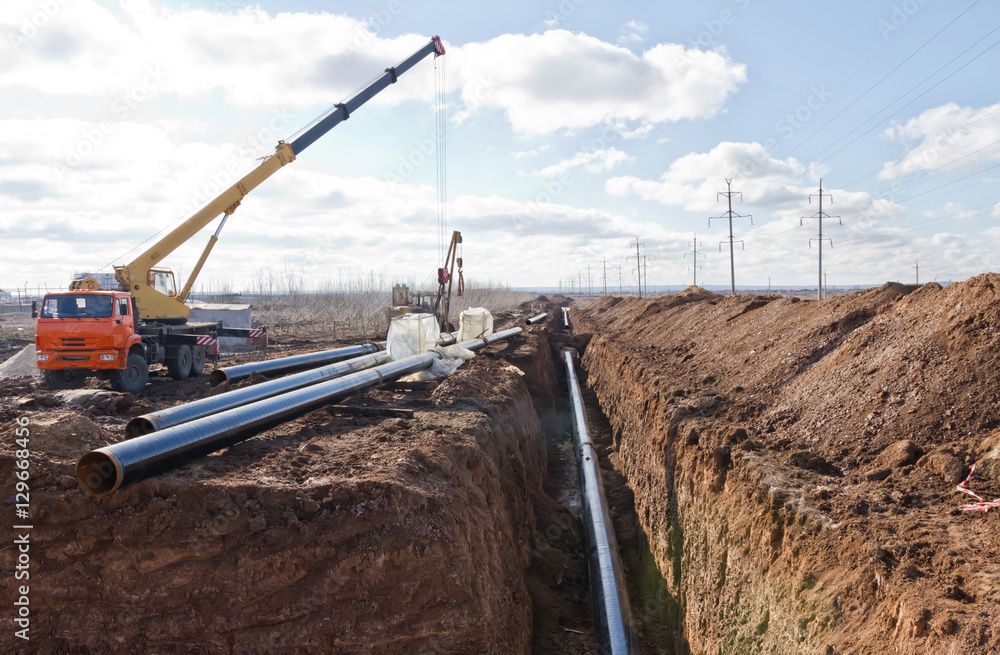 Foto de Construction work on the pipe laying of the pipeline into the ...