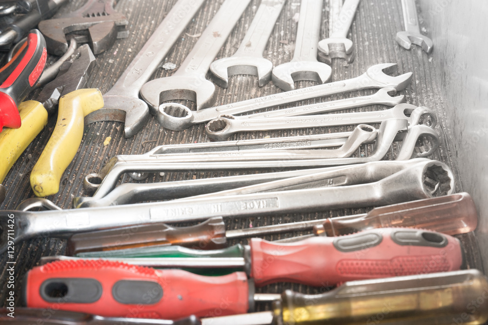 Foto de Work tools in a car garage vehicle repair. screwdriver for car ...
