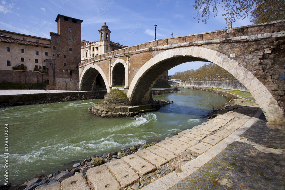 Foto Stock Ponte Fabricio over the River Tiber, Isola Tiberina, Rome ...