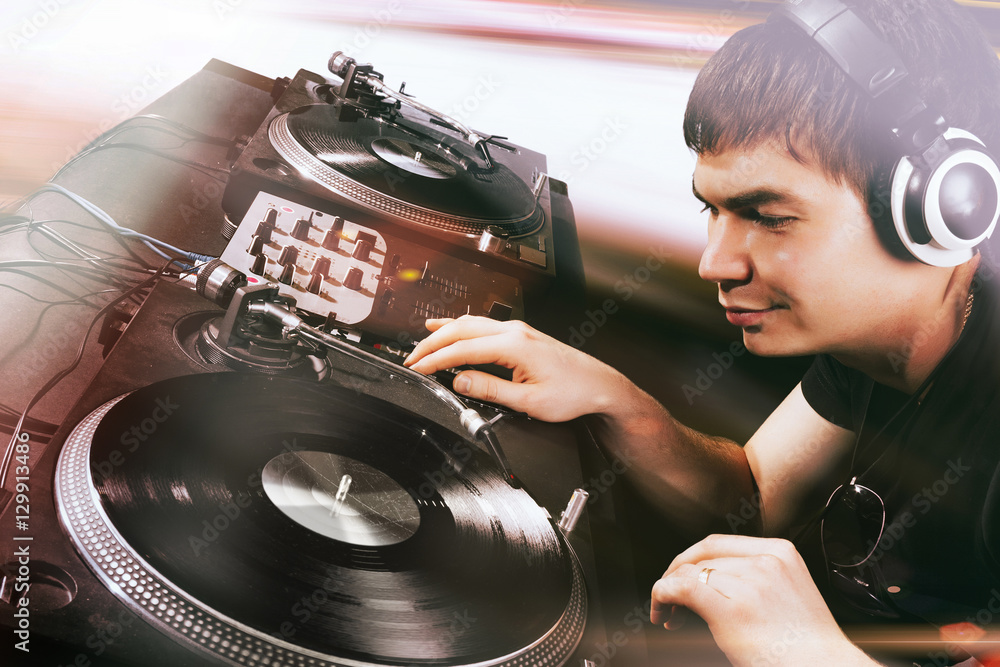 Foto Stock Club DJ playing mixing music on vinyl turntable at party ...