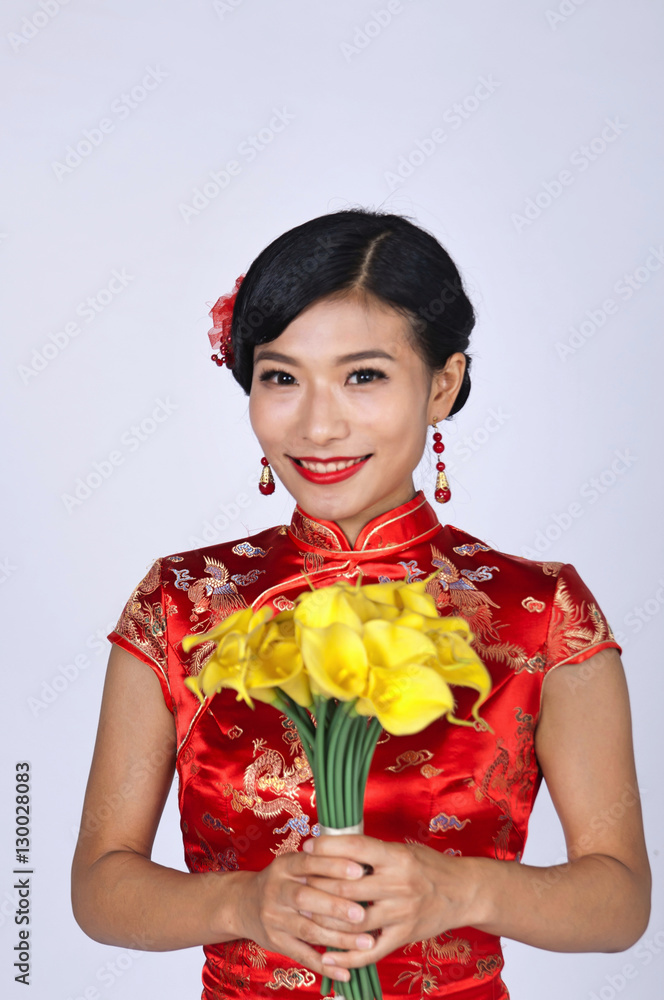 pretty chinese young woman holding a bunch of yellow daffodils Stock ...