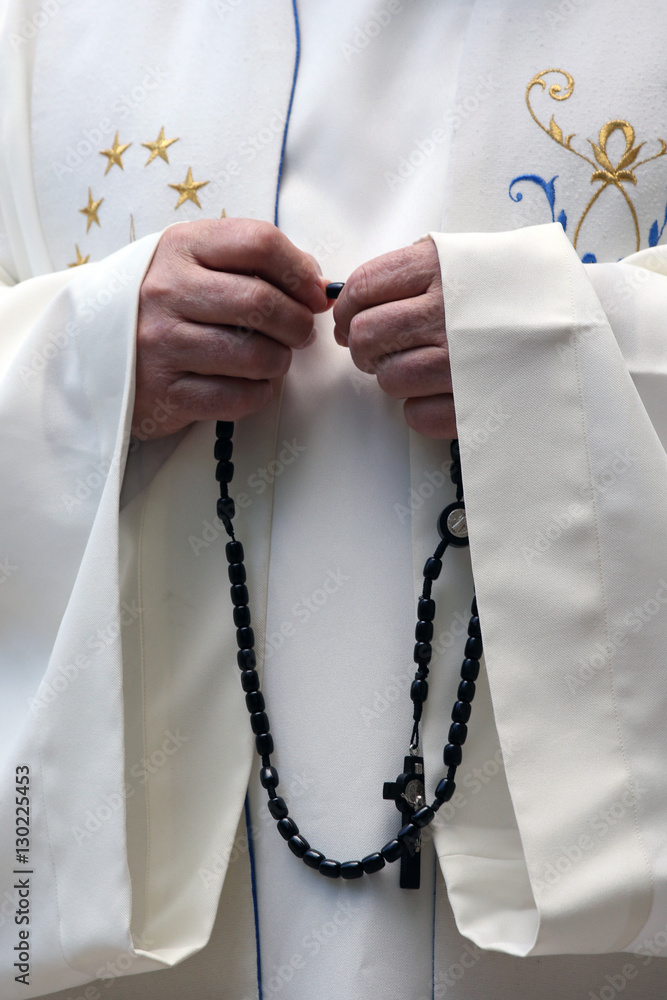 Foto de Hand-carved Roman Catholic rosary beads, priest praying The ...