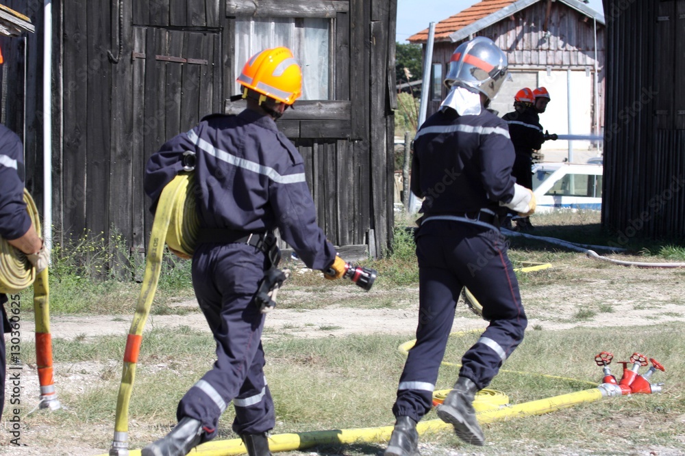pompiers en intervention, Photos | Adobe Stock