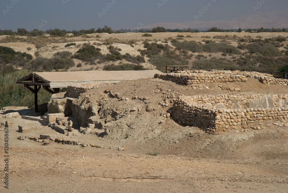 Foto de Archeological ruins in the Baptism Site on the Jordan River ...