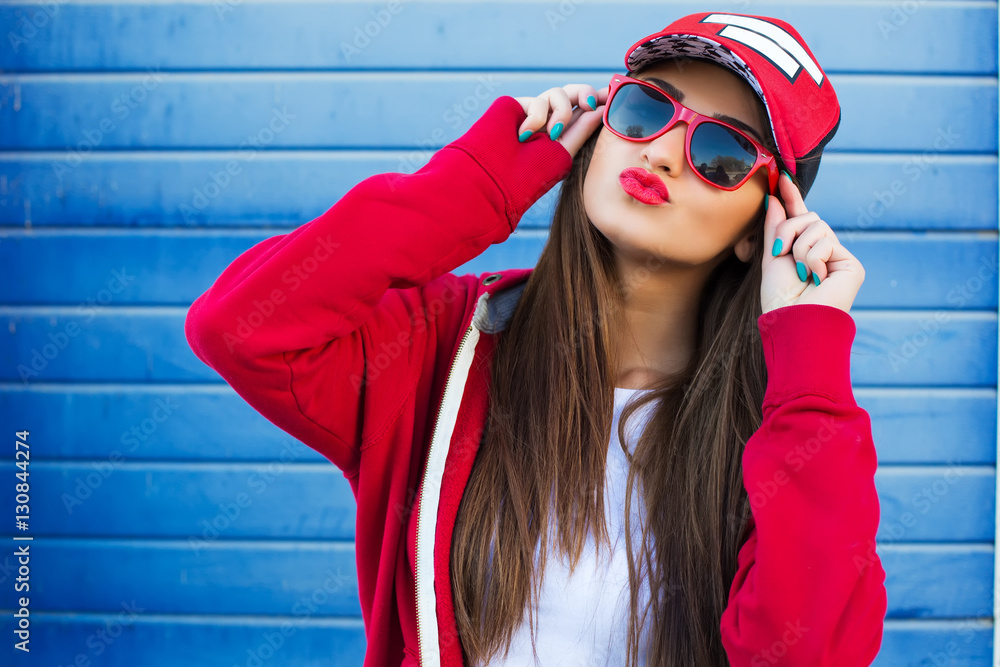 Outdoor fashion closeup portrait of nice pretty young hipster woman ...