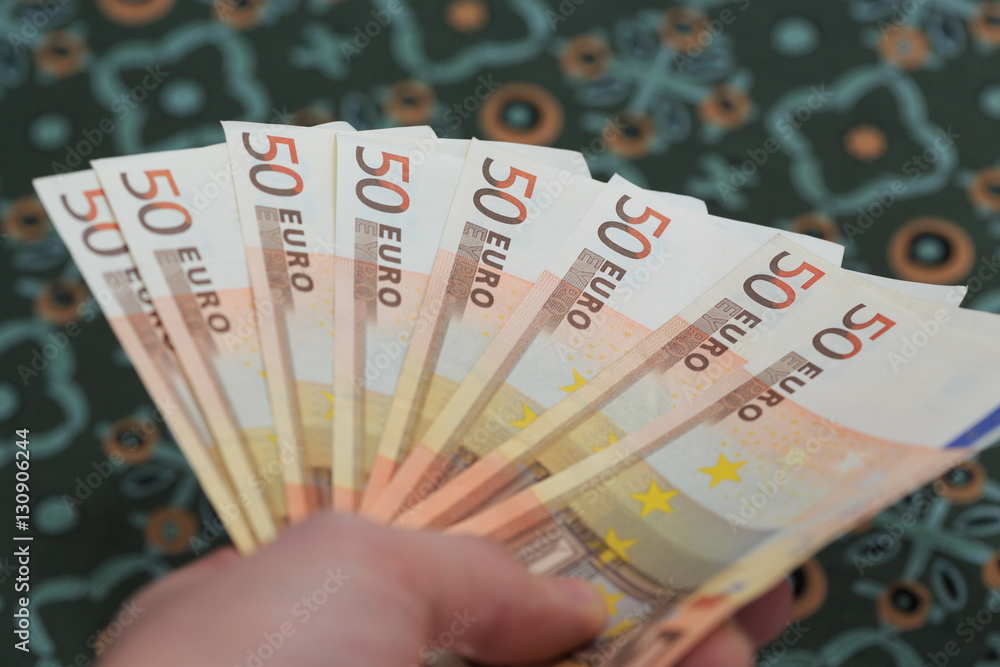 Ein Bündel Geldscheine in der Hand aufgefächert Stock Photo | Adobe Stock