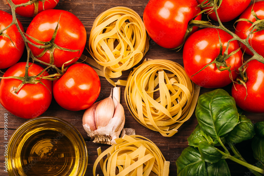 Foto Stock Italian food background with vine tomatoes, basil ...
