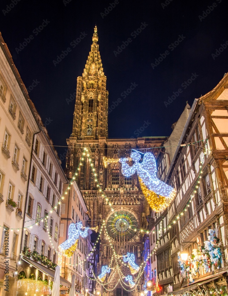 Cathédrale au Marche de Noël de Strasbourg Stock Photo | Adobe Stock