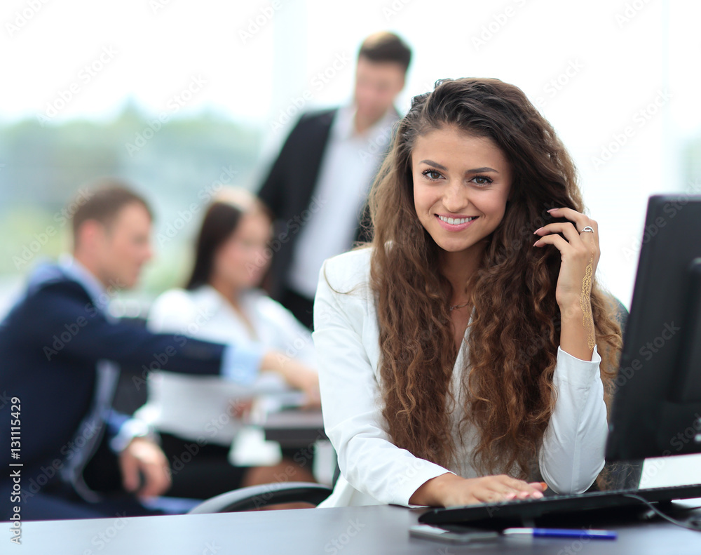 beautiful girl assistant in the office in front of a computer in foto ...