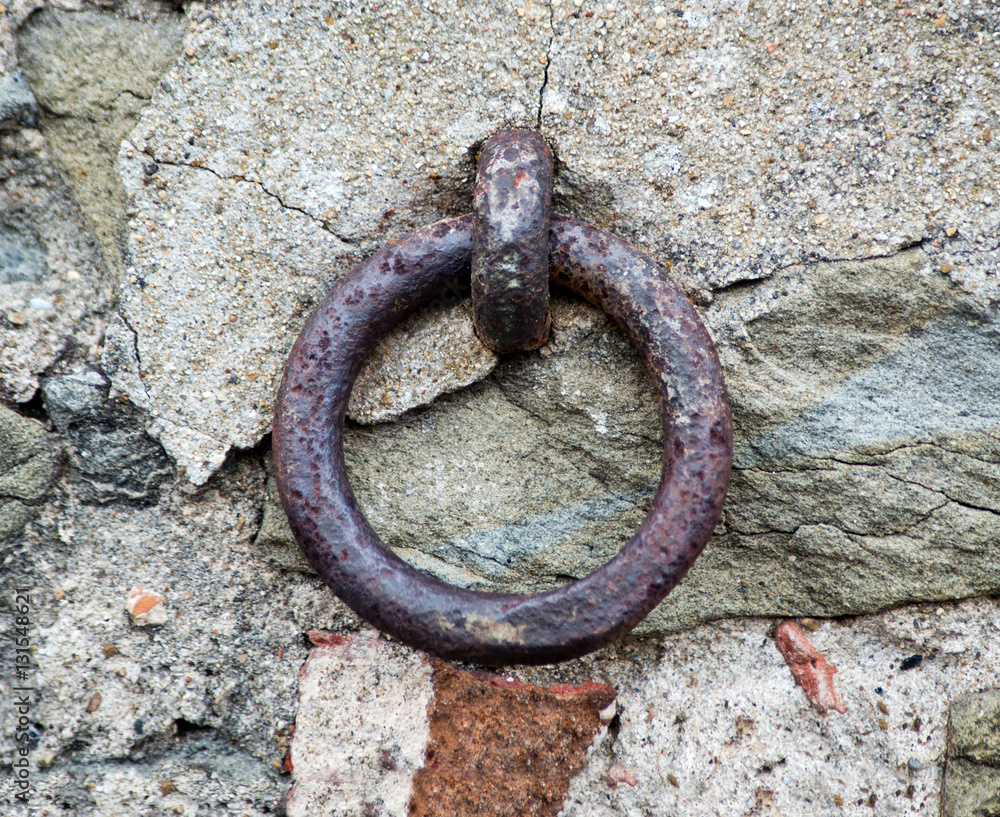 old rusty iron ring foto de Stock | Adobe Stock