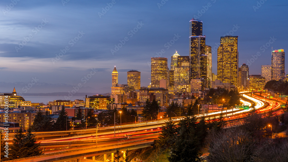 Beautiful sunset over the city of Seattle. Sunset view from dr. Jose ...