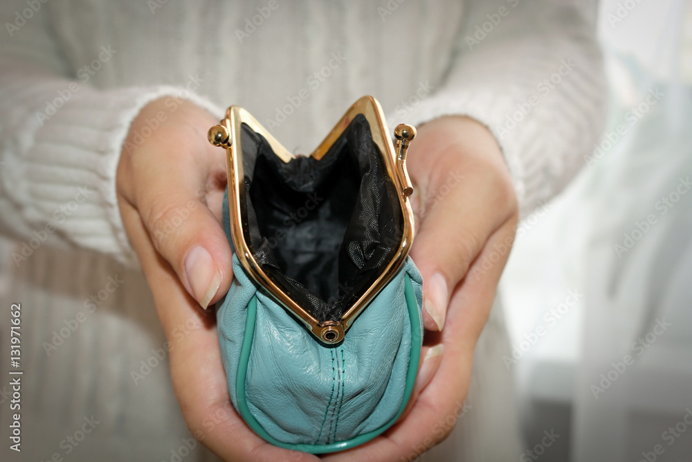 An empty wallet in the hands of women. The concept of poverty. foto de ...