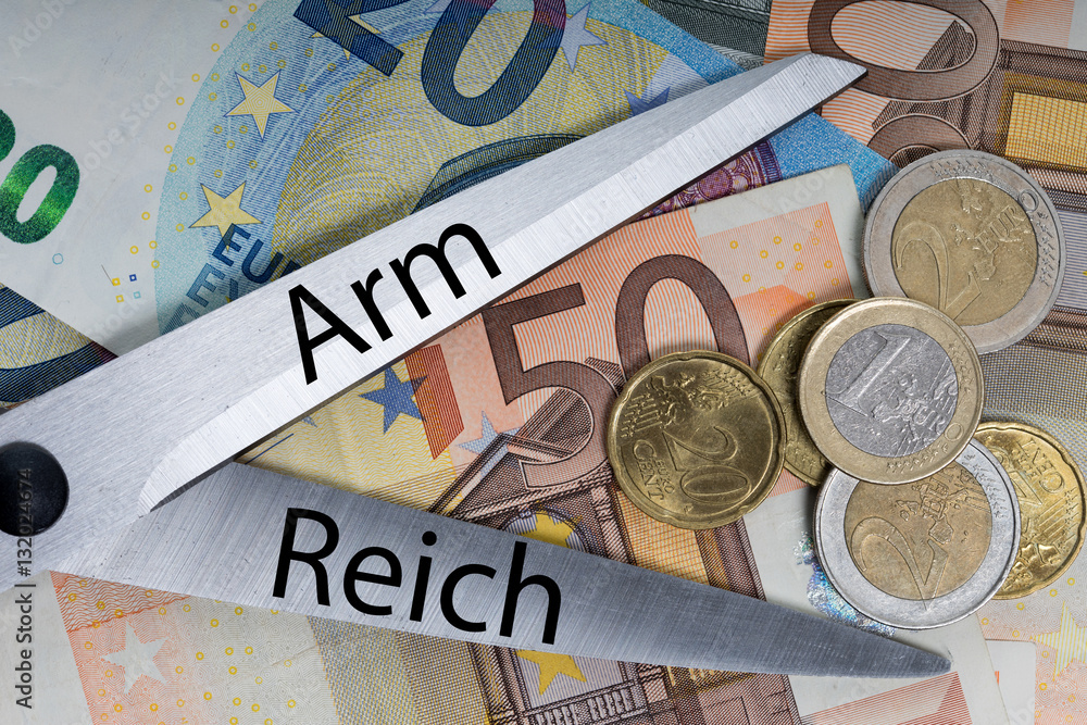 Armut / Geld und Schere mit den Worten Arm und Reich Stock Photo ...