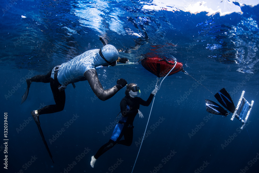 Free diver ascending along the rope Stock-Foto | Adobe Stock