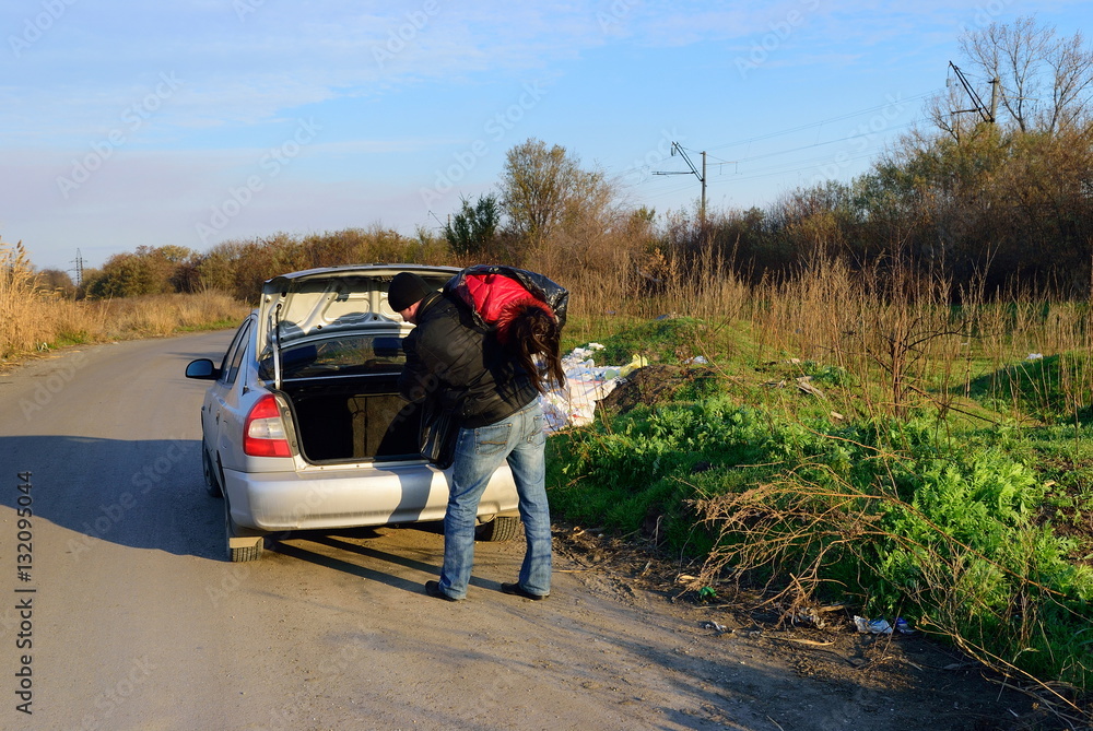 Foto de The guy puts corpse of the girl in the trunk of a car do Stock ...