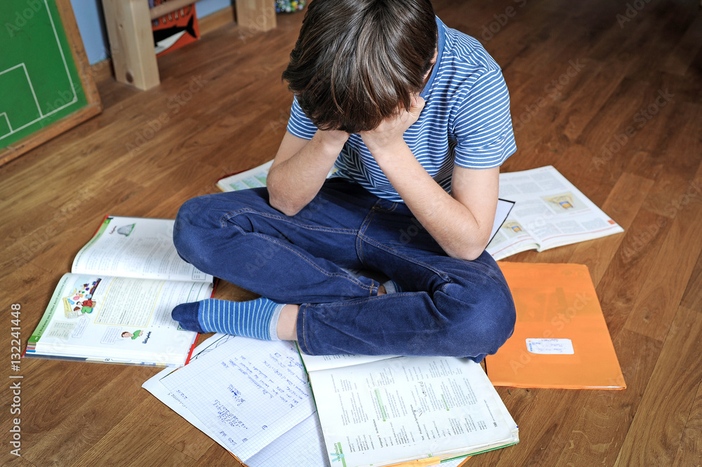 Schulkind verzweifelt an Hausaufgaben und will nicht lernen Stock-Foto ...