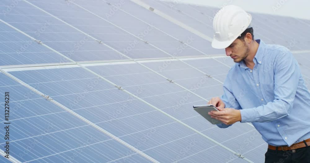 Vídeo do Stock: In a field photovoltaic solar panels an engineer ...